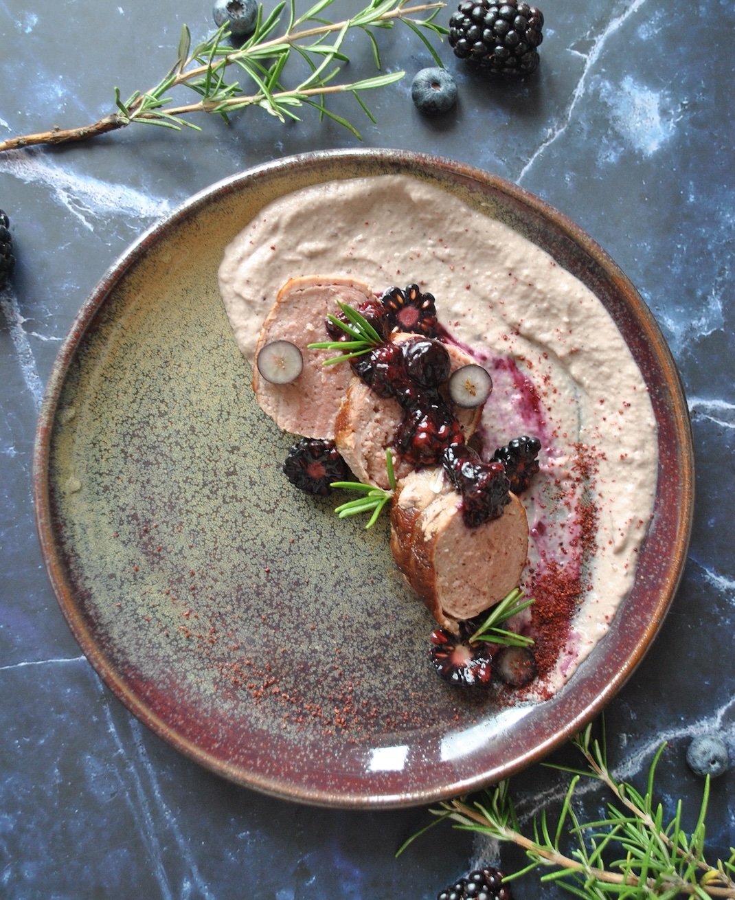 Filet mignon de porc, sauce aux baies noires et crème de panais au ...